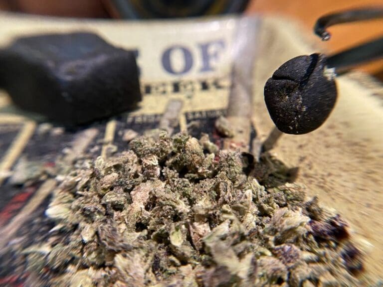 How to Smoke Hash the Best Ways: A Stoner's Guide - The Chronic Beaver